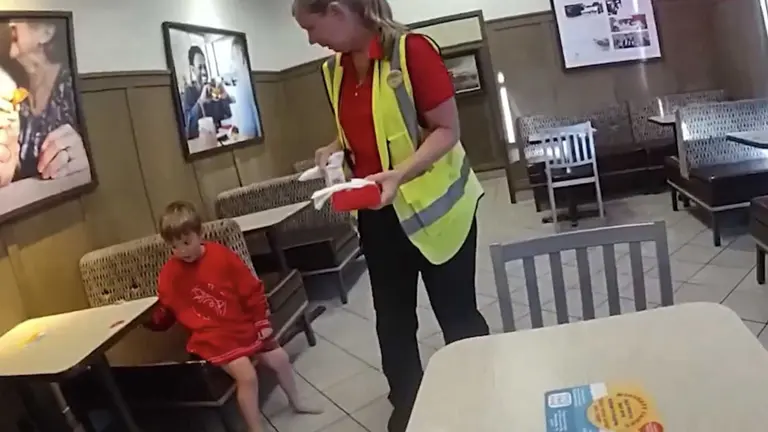 Niño de 5 años escapa de casa y aparece desayunando en un Chick-fil-A ...