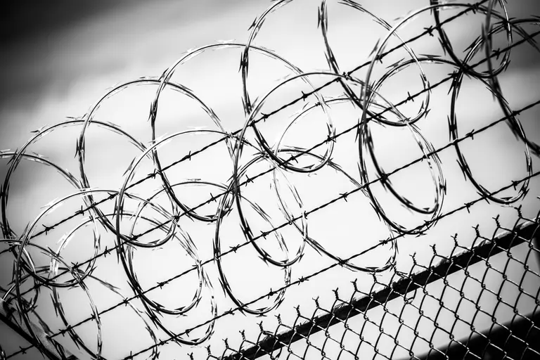 Tres guardias penales resultan heridos durante incidente en Bayamón ...