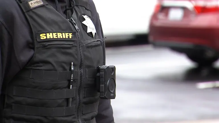 Alguaciles de Sacramento comienzan a usar cámaras corporales | Video ...