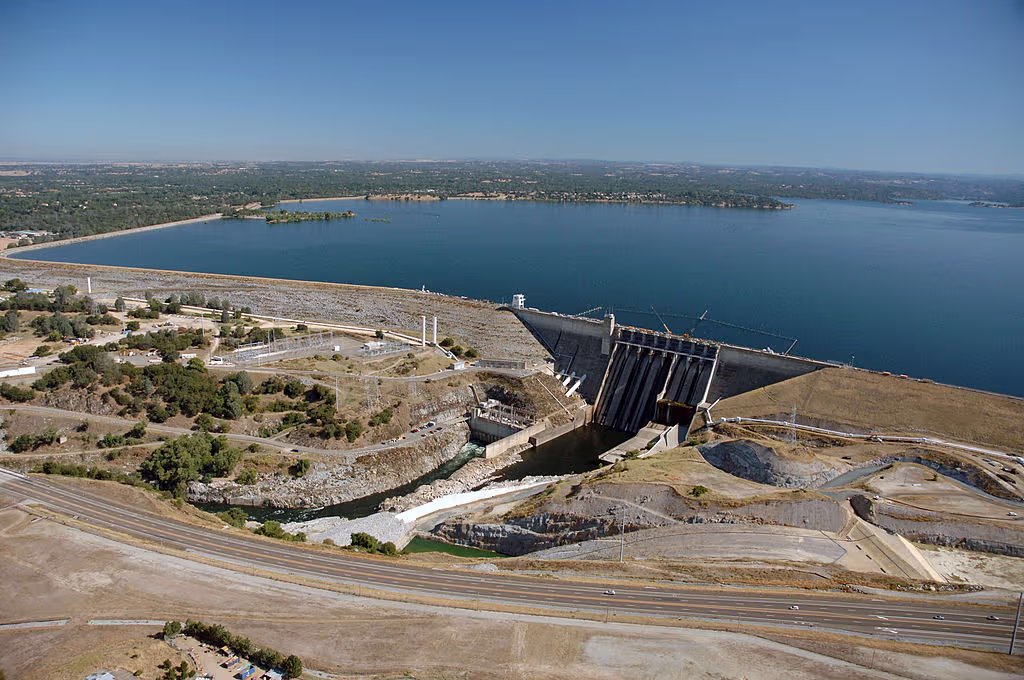 Liberación de agua de presa Folsom pone en riesgo a personas sin hogar ...