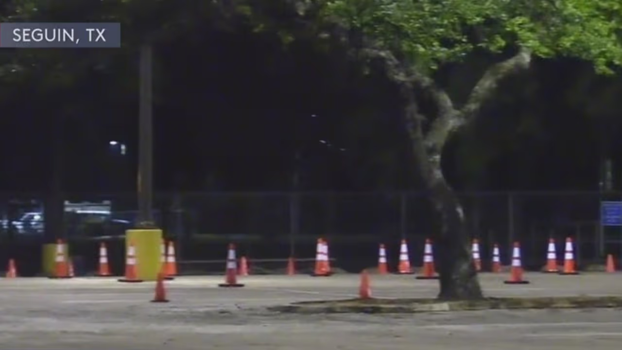 Donan comida a cientos de familias en el Coliseo de Seguin | Video ...