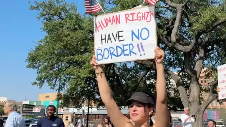 En video: Así avanzan las protestas de 'No Kings' en San Antonio, Texas ...