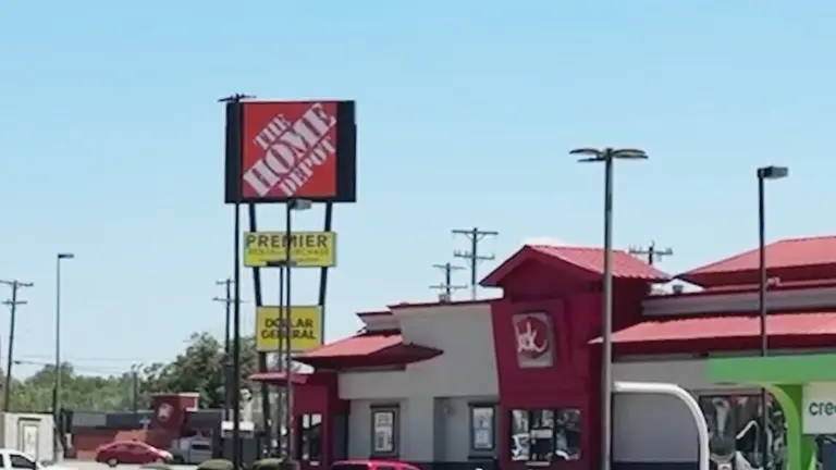 Arrestan a varios inmigrantes en redada de ICE afuera de un Home Depot ...