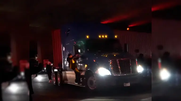 Hacen “sideshow” con tráiler en Oakland y lo captan en video | Video | Univision 14 San ...