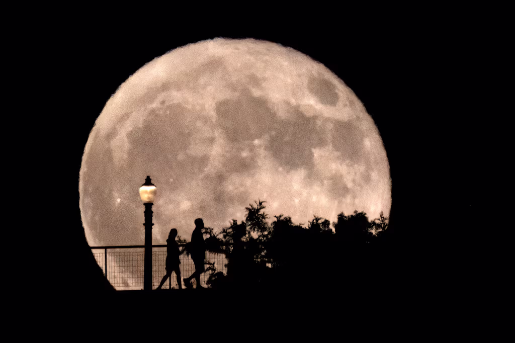 Imágenes de la superluna azul Sturgeon en una noche de victoria para ...