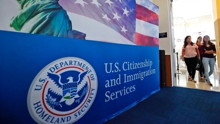 Costo de trámites migratorios ante el USCIS aumentan en 2025: esto es ...