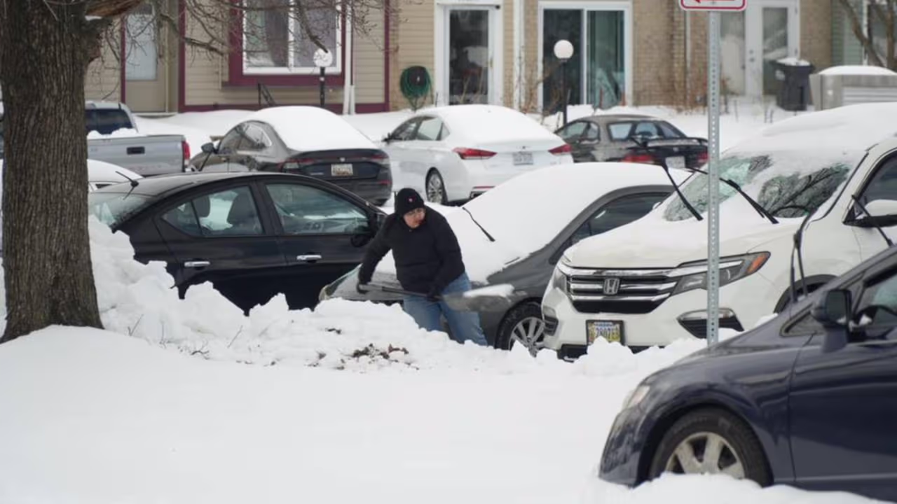 Nieve y hielo crean condiciones peligrosas al norte de Virginia, tras ...