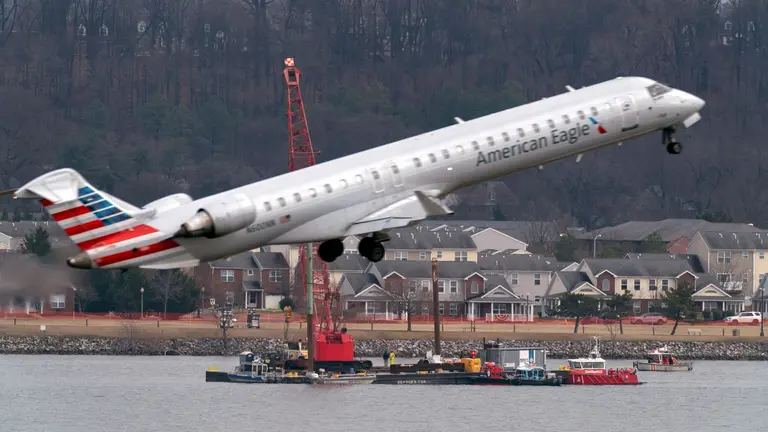 Línea directa entre militares y controladores aéreos en DC lleva más de ...
