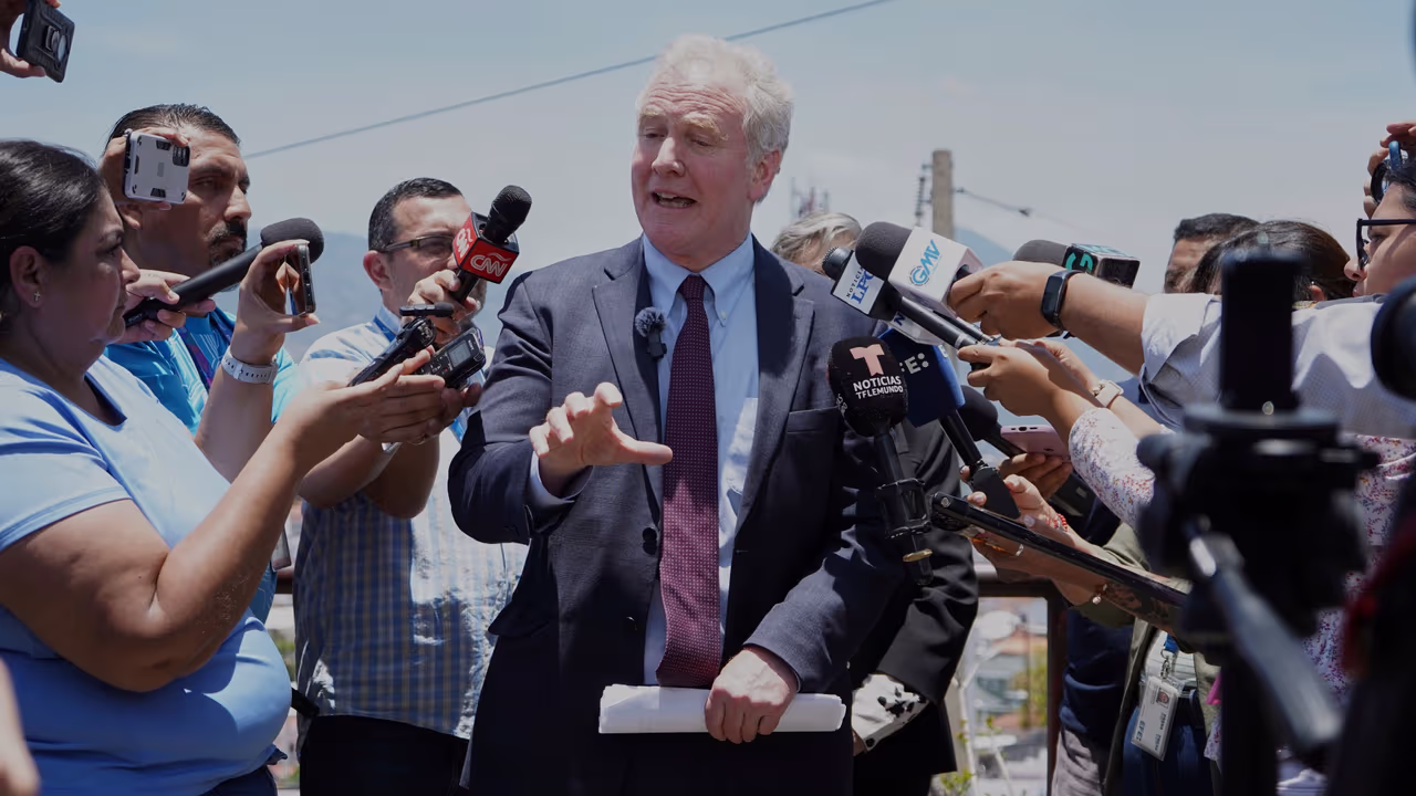 Van Hollen: "El Salvador retiene a Kilmar Abrego en Cecot a cambio de ...