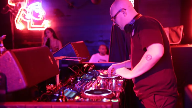 NAAFI: música, arte y un rave prehispánico de 12 horas en Art Basel ...