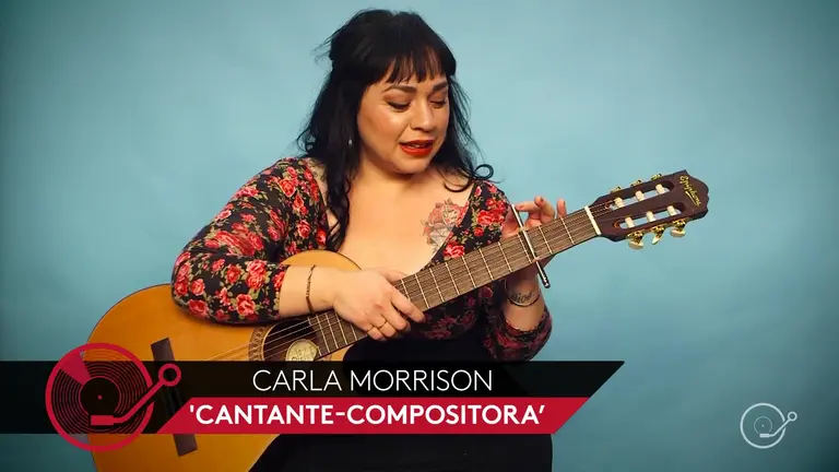 Music hack: Carla Morrison toca la guitarra con un capo improvisado ...