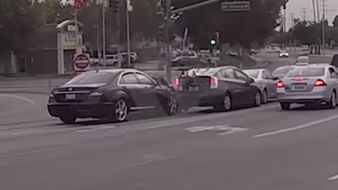Héroe o loco: Motorizado persigue a vehiculo que escapó de la escena de ...