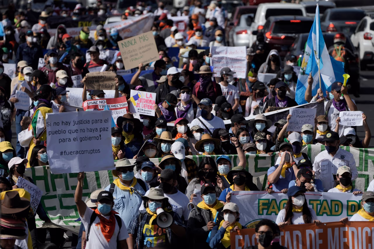 "Fuera corruptos": protestan en Guatemala contra el alto costo de la ...