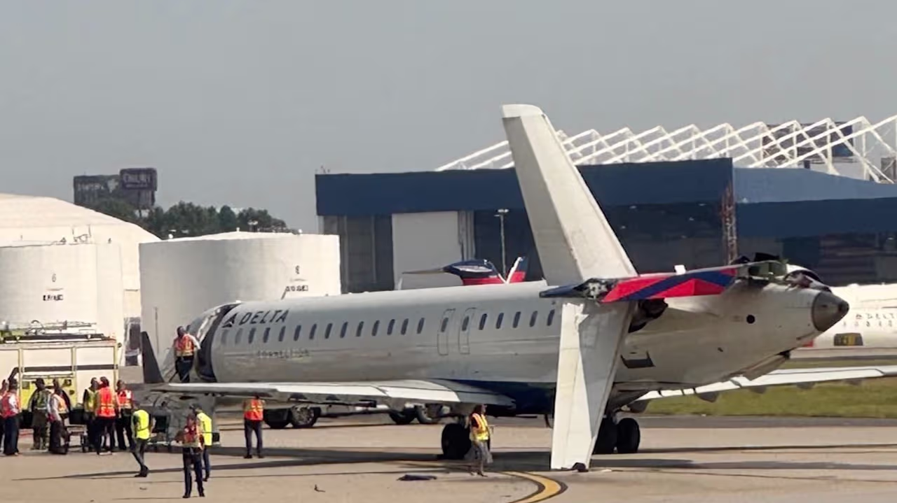 Así quedó la cola del avión Delta que colisionó con otro antes del ...