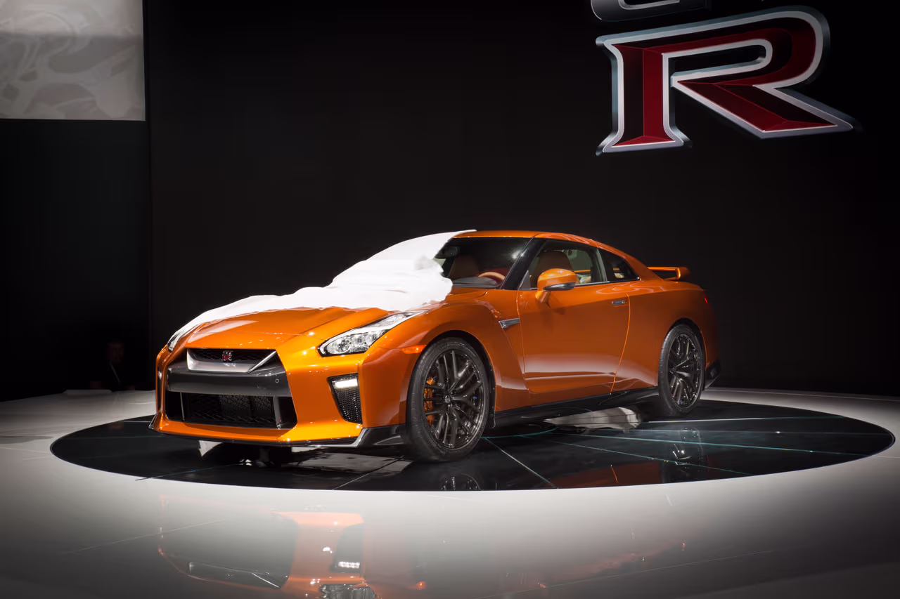 El Nissan GT-R 2017: Godzilla pasó por el quirófano | A Bordo | Univision