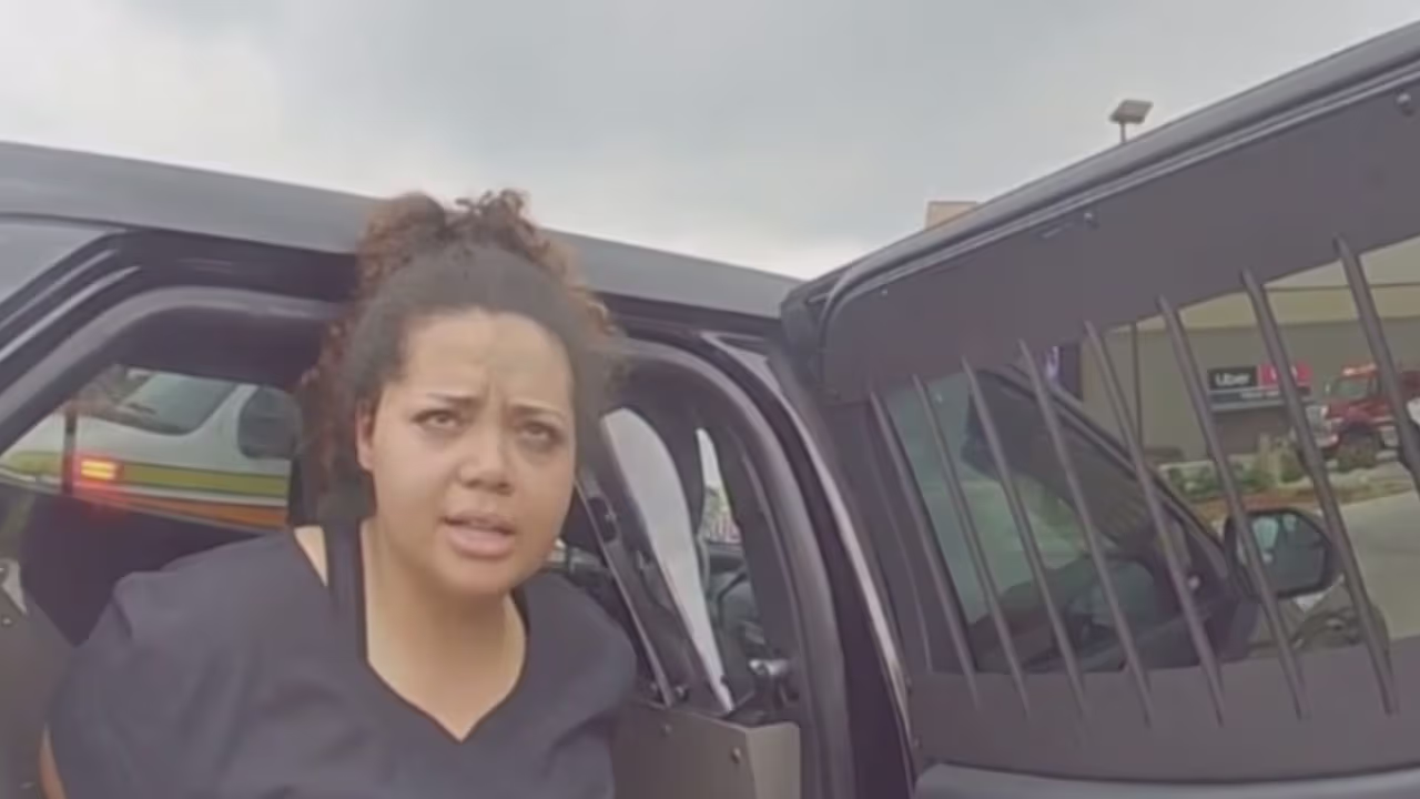 Arrestan a una mujer por dejar a su bebé solo en un auto durante horas ...