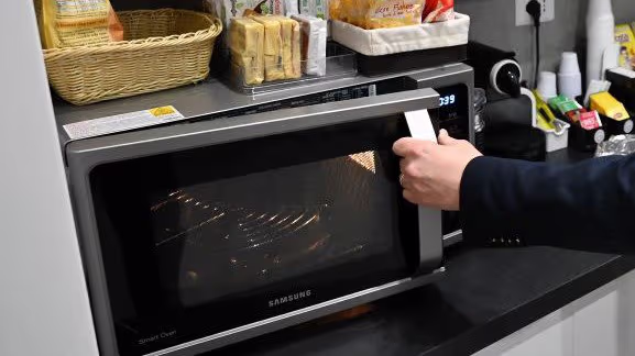 Los hornos microondas albergan cerca de 750 tipos de bacterias, según ...