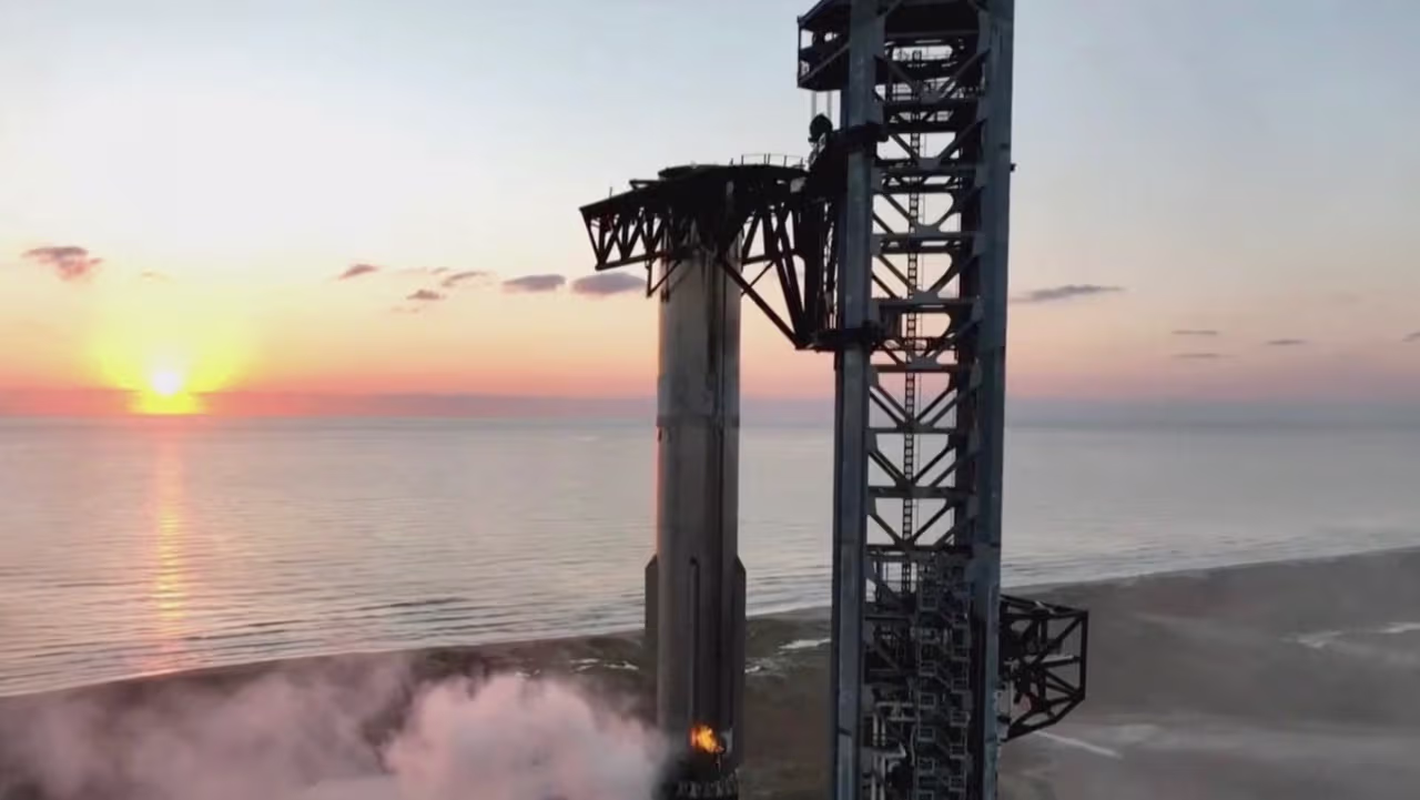 El momento en que el propulsor del cohete gigantesco de SpaceX regresa ...