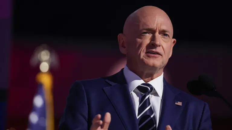 El Pentágono investiga al senador demócrata Mark Kelly tras video que ...