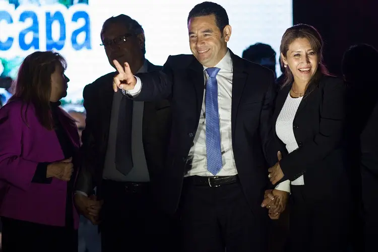 El comediante Jimmy Morales logra una amplia victoria en Guatemala ...
