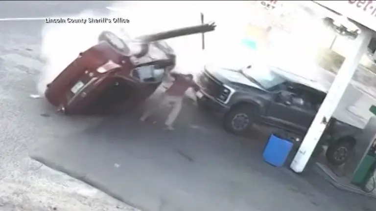 En video: El momento en el que un hombre esquiva (por poco) a un auto ...