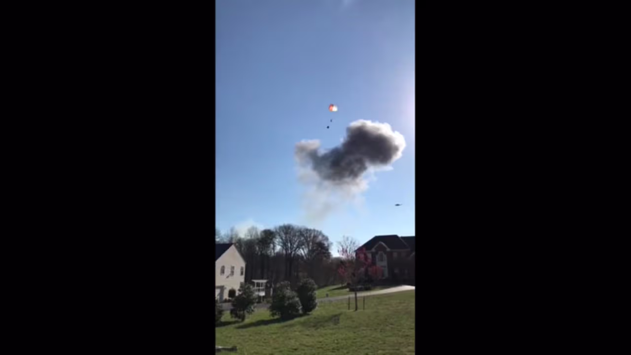 En video: Un piloto se lanza en paracaídas antes de estrellarse su ...