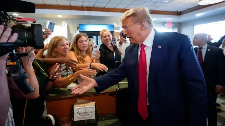 Trump visita el icónico restaurante cubano Versailles tras su ...