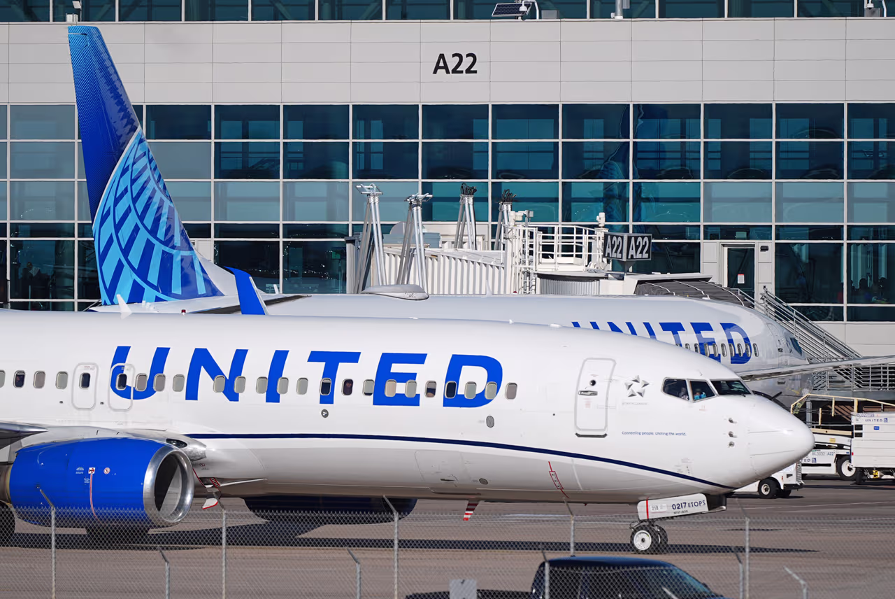 Avión de United Airlines sufre un problema en el motor y aterriza de ...