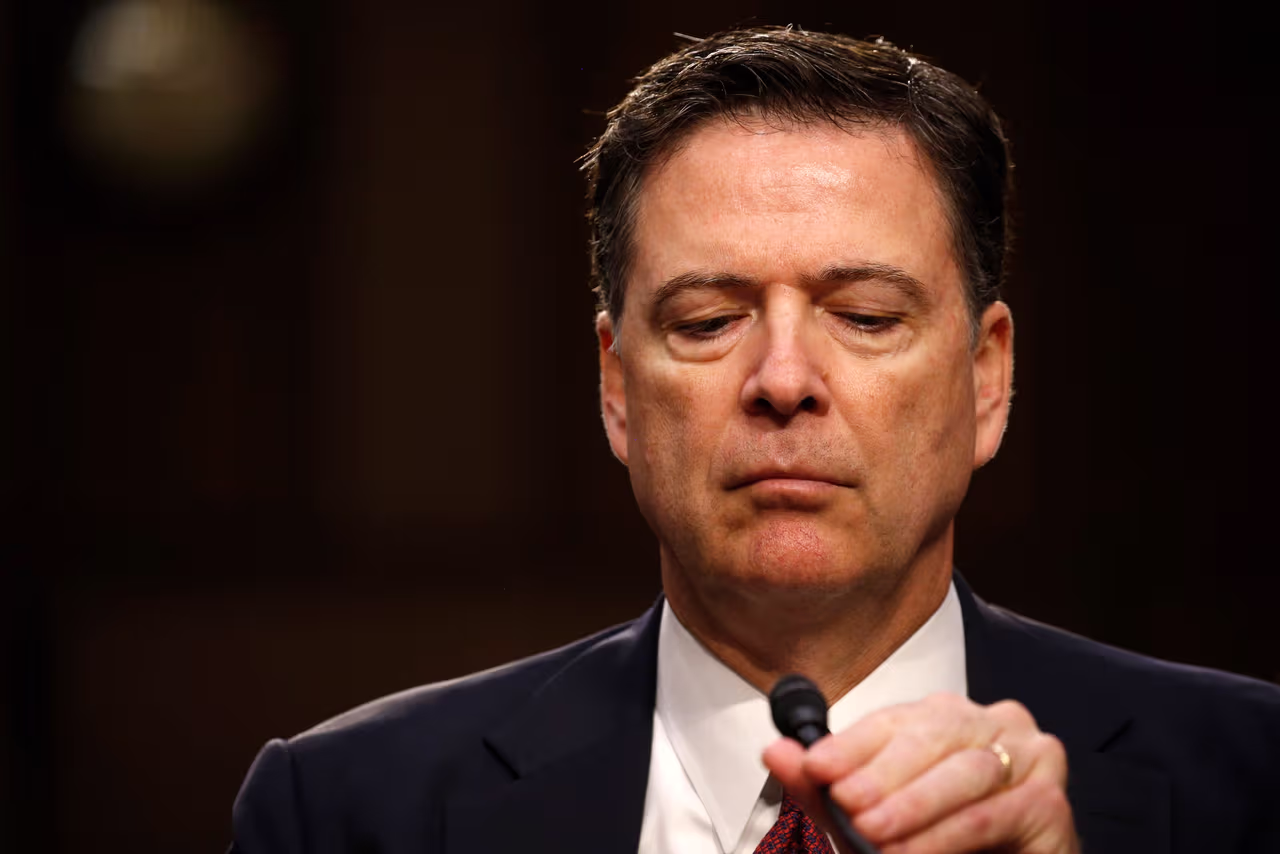 Exdirector del FBI, James Comey, se entrega y comparece acusado por ...