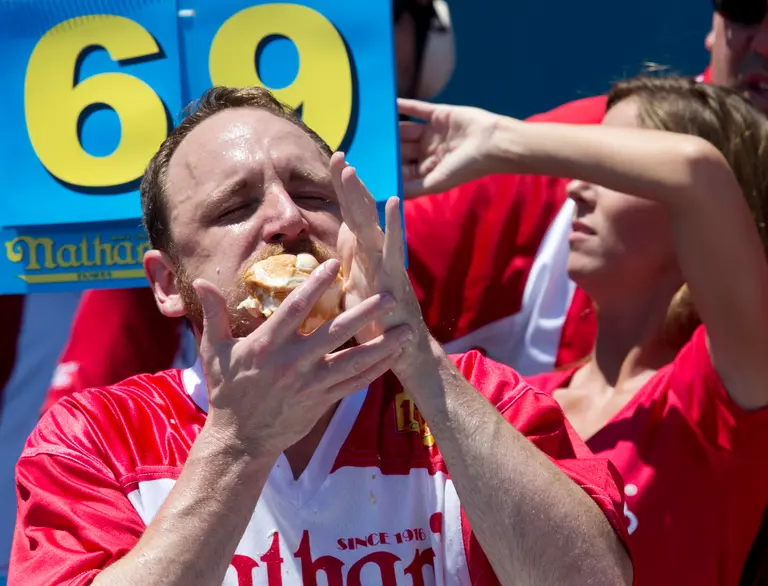 Joey 'Jaws' Chestnut engulle más de 70 hot dogs y reclama su ‘Mustard ...