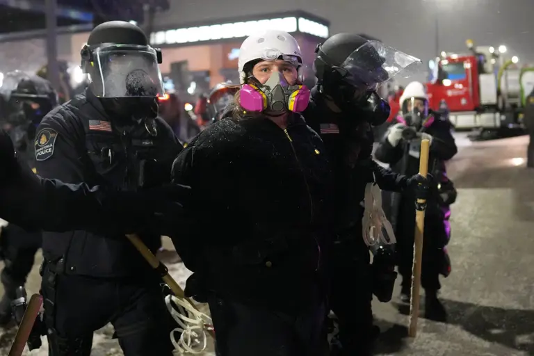 Manifestantes anti-ICE se enfrentan a policías en Maple Grove ...