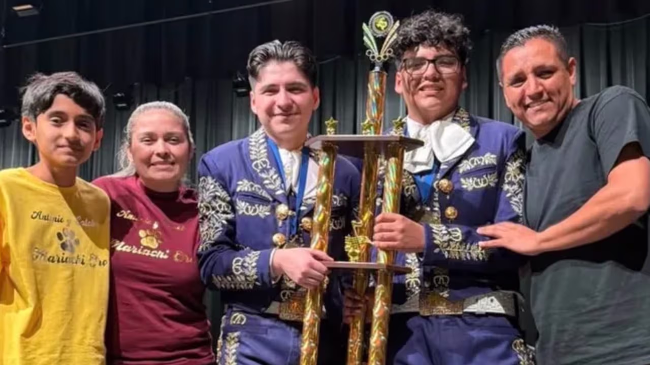 Meses después de ser detenidos por ICE, Mariachi Brothers suben al ...