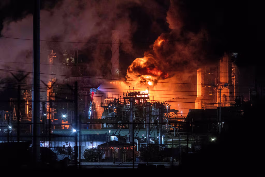 Se declara un enorme incendio en una refinería de Chevron cerca de Los ...