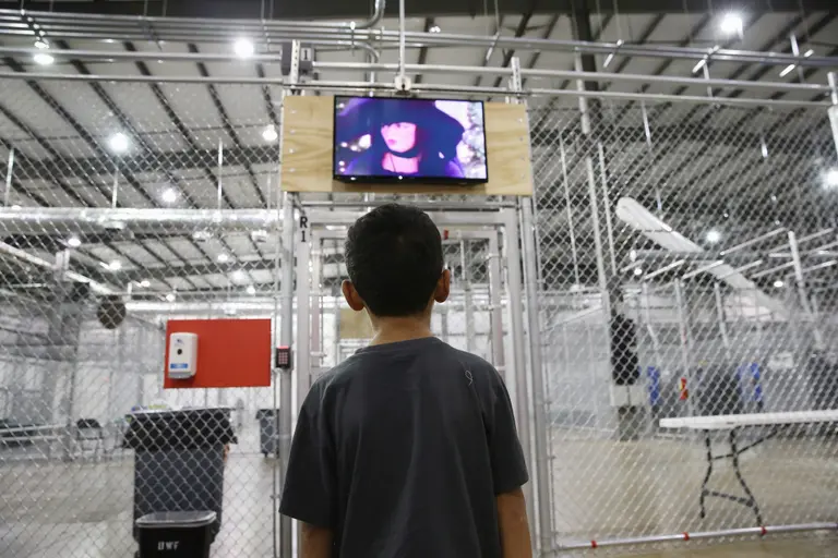 El ICE y el FBI buscan a más de 145 mil niños inmigrantes no ...