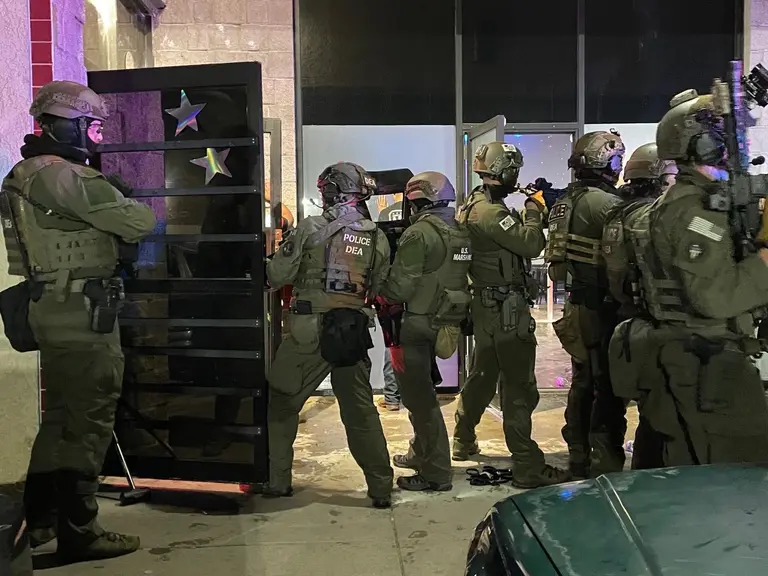 Operativo de la DEA en club nocturno termina con más de 100 inmigrantes ...