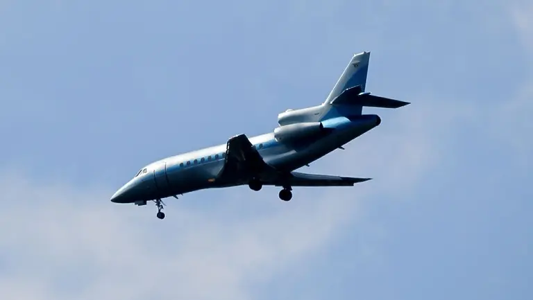 'Avión fantasma' con un prominente empresario y su familia a bordo se ...