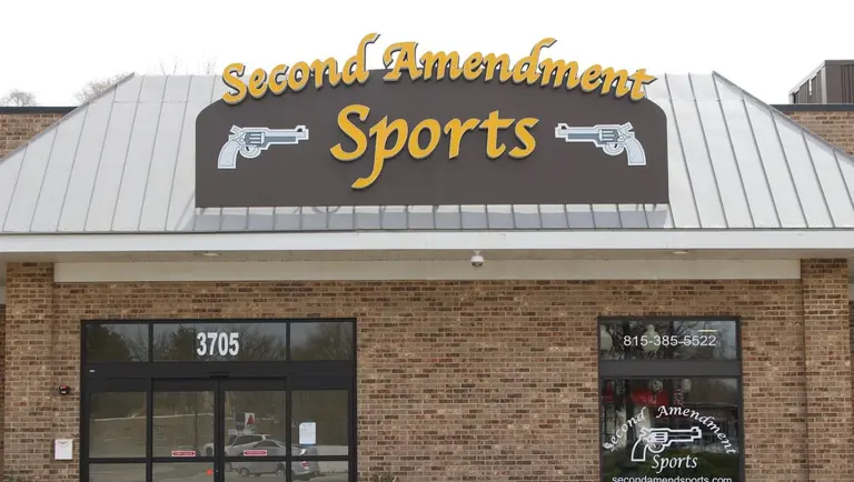 El presidente Biden quiere terminar con el llamado "Charleston loophole" que permite comprar ...