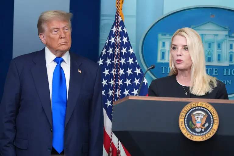 Pam Bondi alertó a Trump en mayo de que su nombre aparecía en los archivos Epstein | Noticias ...