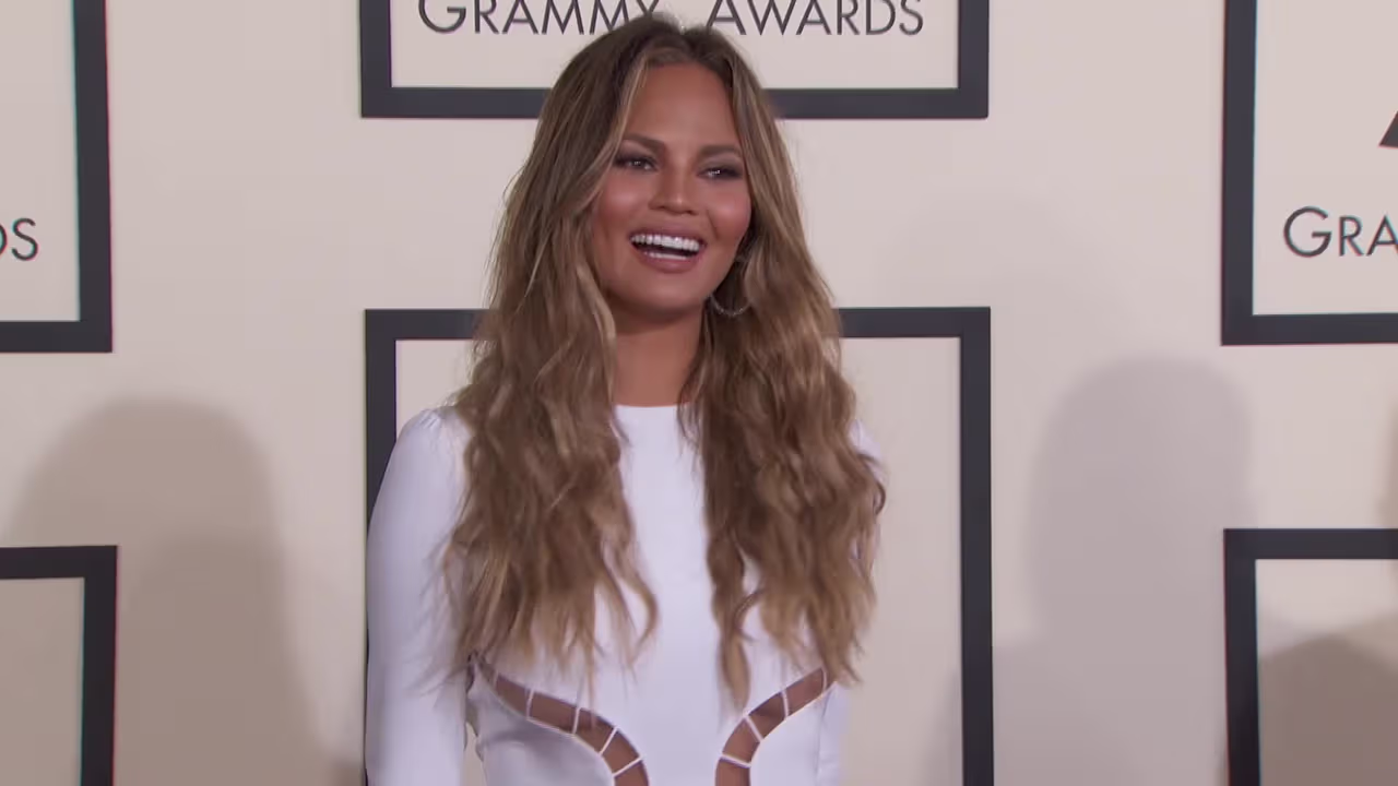 Chrissy Teigen se hizo un trasplante de cejas: en qué consisten ...