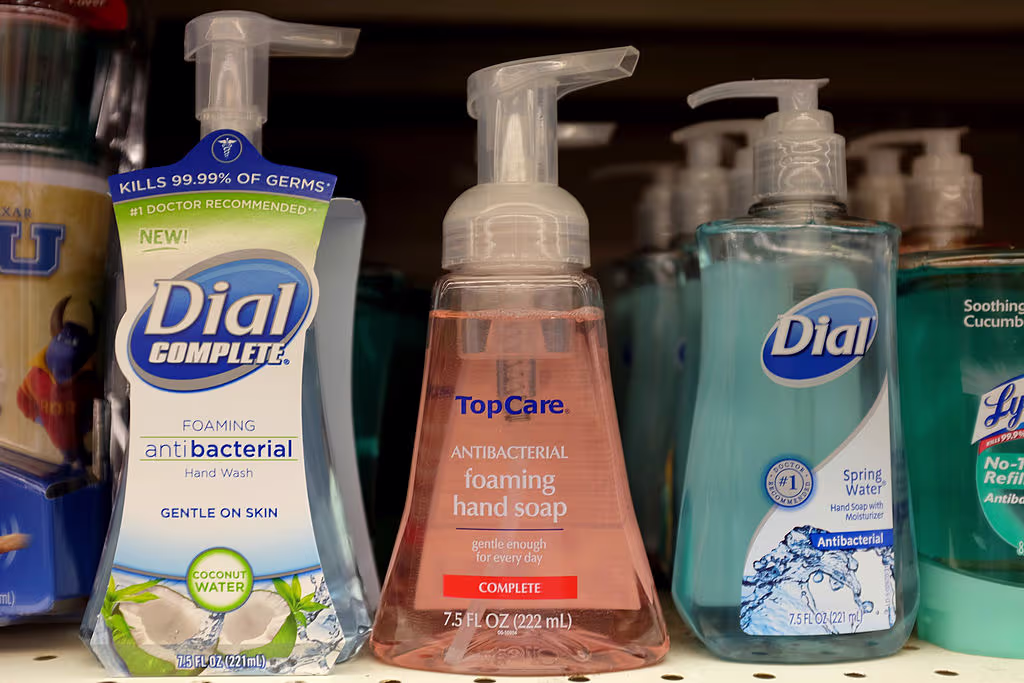 La FDA prohíbe los jabones antibacterianos porque duda que son seguros ...