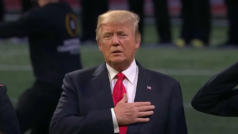 ¿Se sabe Trump la letra del himno de EEUU? Muchos en redes creen que no ...