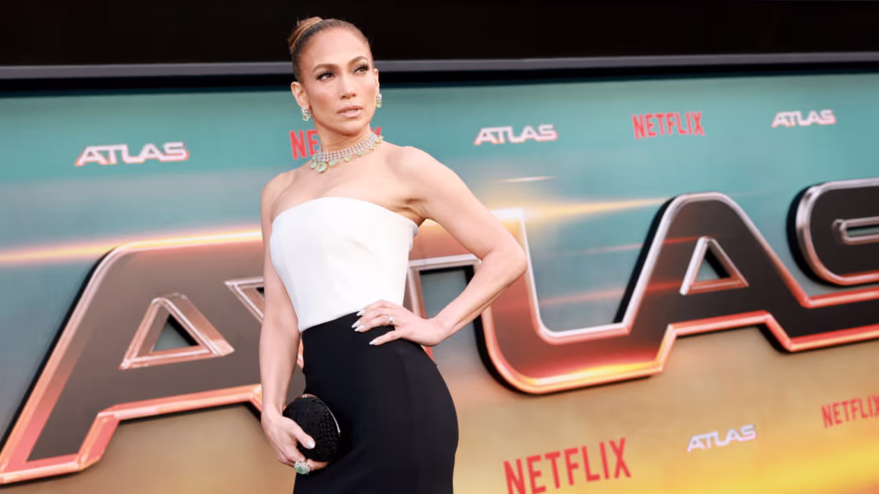 Jennifer López asiste sola a la premier de su película ¿Hay problemas ...