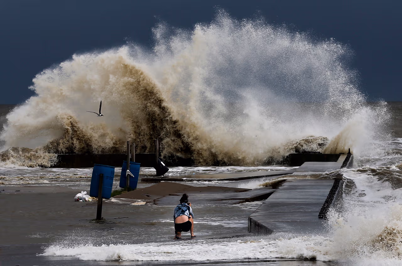 Tormenta tropical Cindy toca tierra en costas del Golfo de México y ...