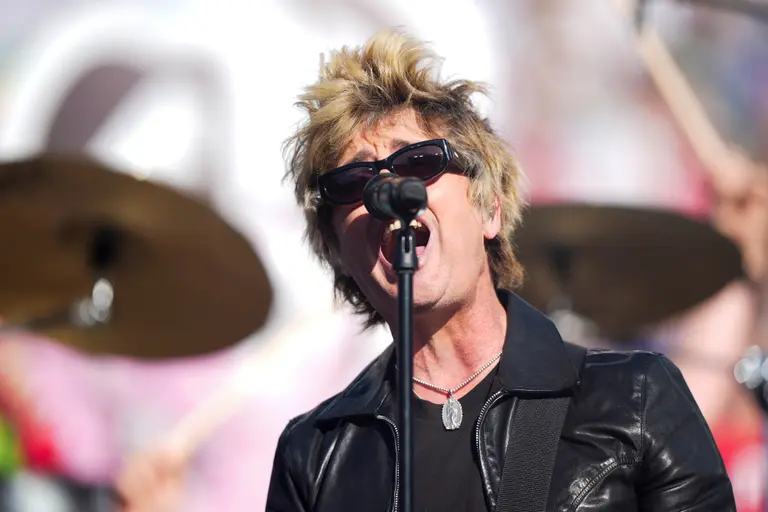 Super Bowl 2026: ¿Usó Billie Joe de Green Day un Collar la Virgen de ...