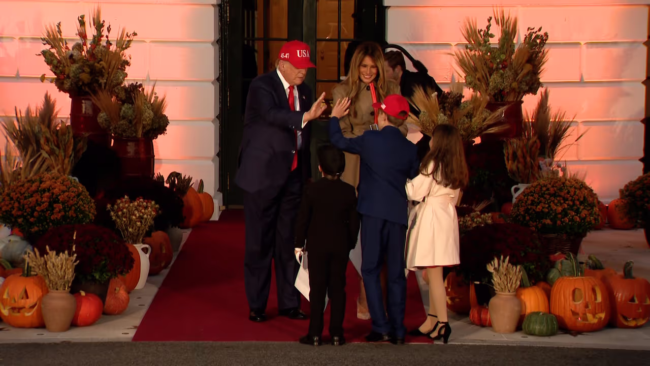 Trump organiza un Halloween con superhéroes y dobles presidenciales en ...