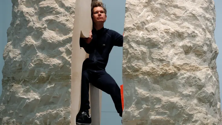 Un artista francés vivió durante una semana dentro de una roca ...