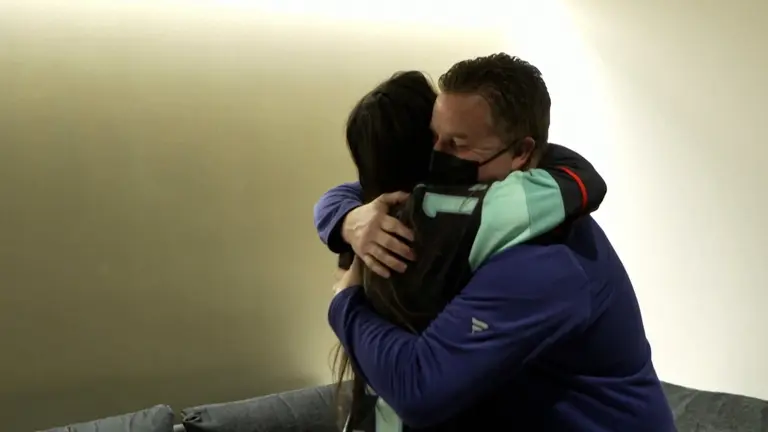 Un hombre se reencontró con una extraña que le salvó la vida al notar ...