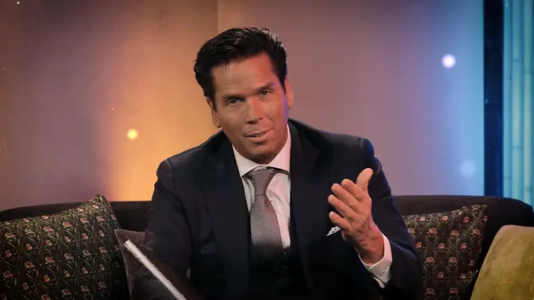 Hotel VIP UniMás: conoce las frases más icónicas de Roberto Palazuelos ...