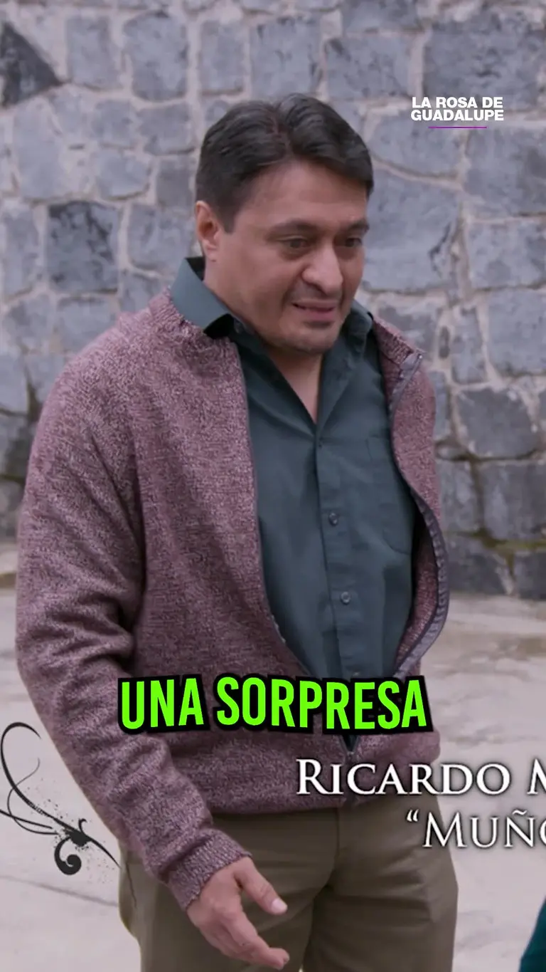 Don Cleofas le regala un balón del América a Hiram | Series La Rosa de ...