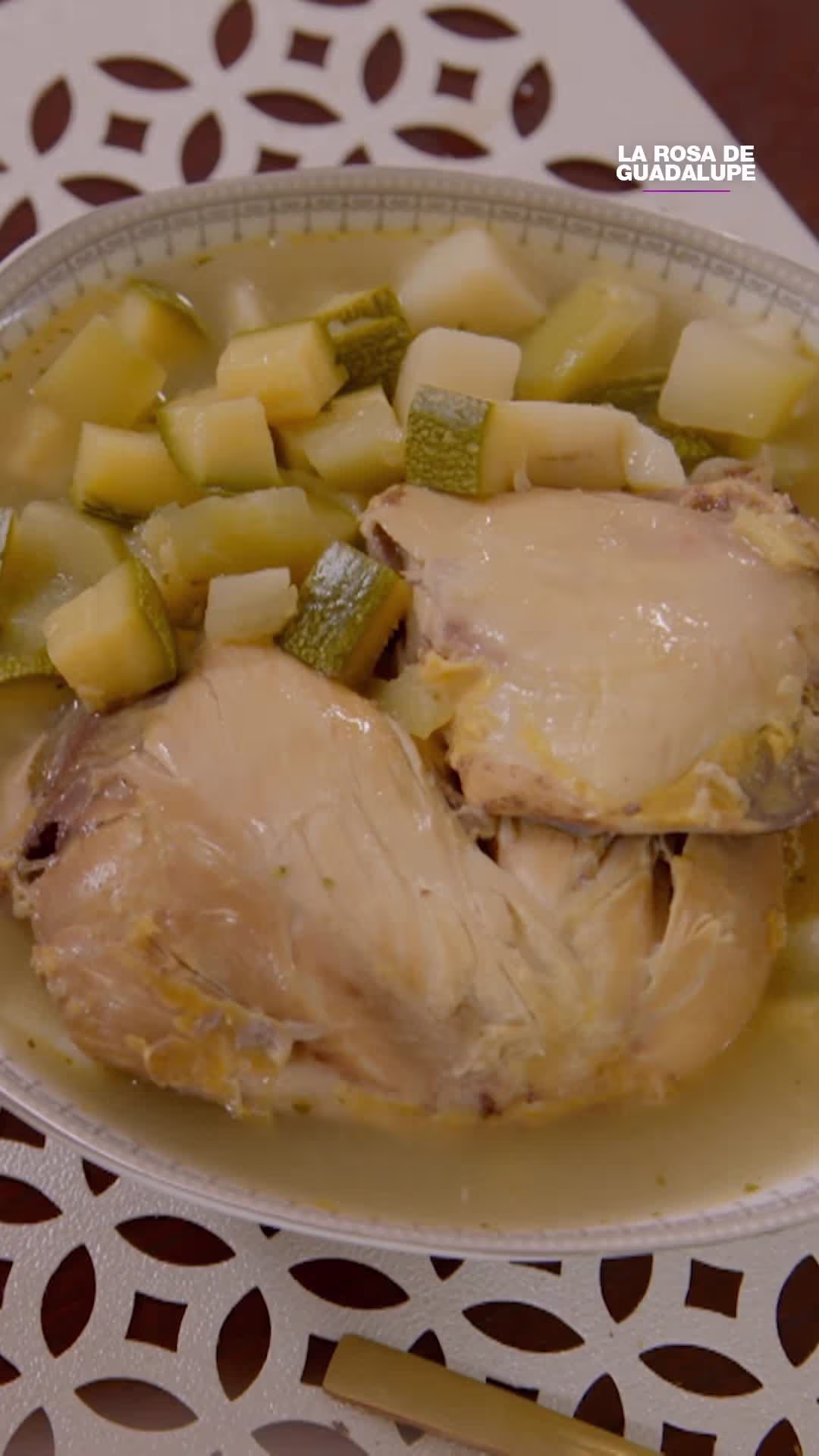 El consomé de pollo no hace daño | Series La Rosa de Guadalupe | Univision